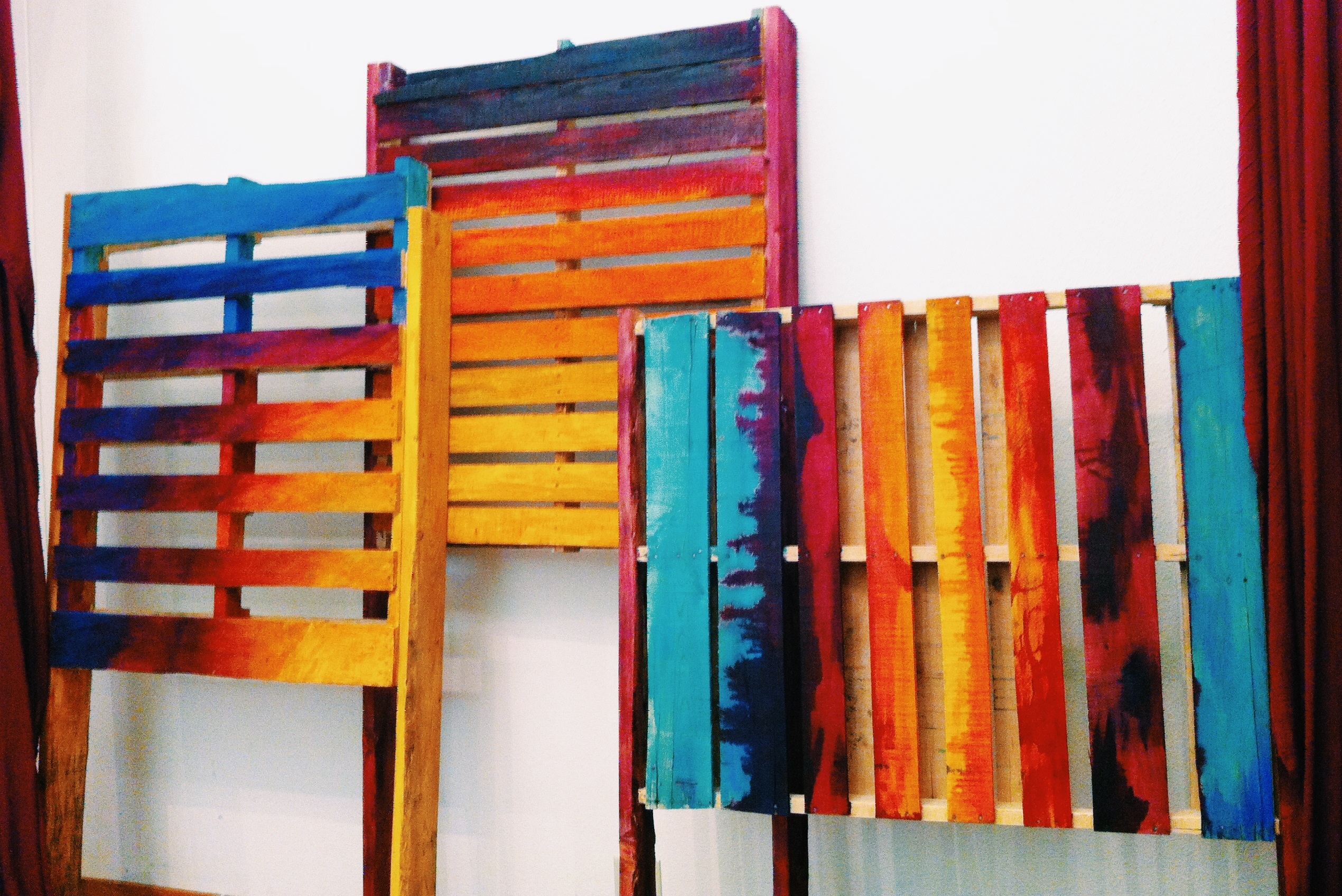 Colorful pallet backdrop – Travelcraft Journal